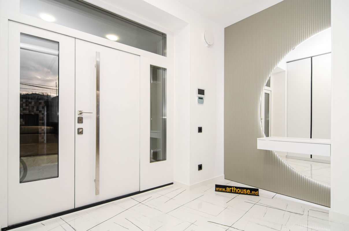 Antreu modern lamele pe perete cu oglinda LED la comanda